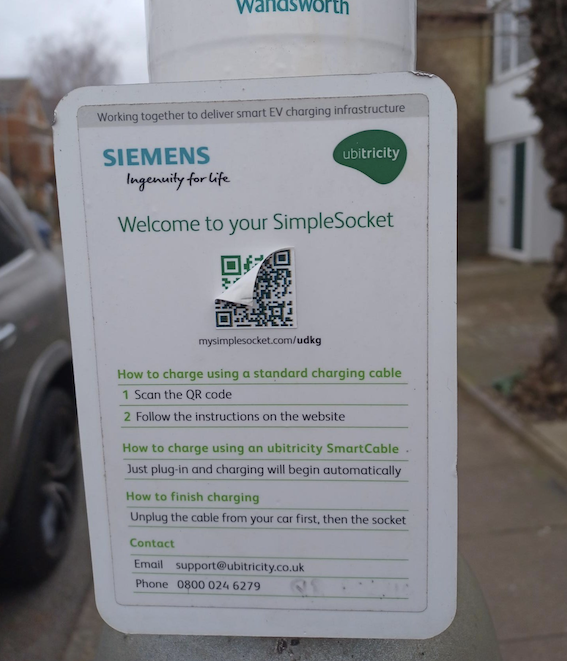 Czy widzisz na zdjęciu w poście dwa QR kody? Jeden jest scamem...